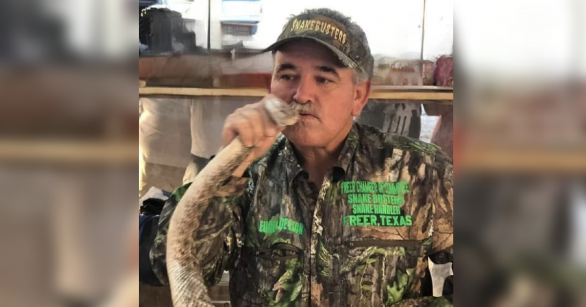 Veteran Texas Rattlesnake Handler Bitten & Killed at Roundup