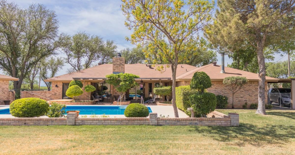 Real Estate: Pool With Acreage