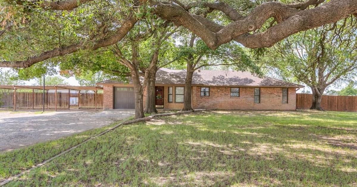 1305 N Broadway St, Mertzon, TX 76941