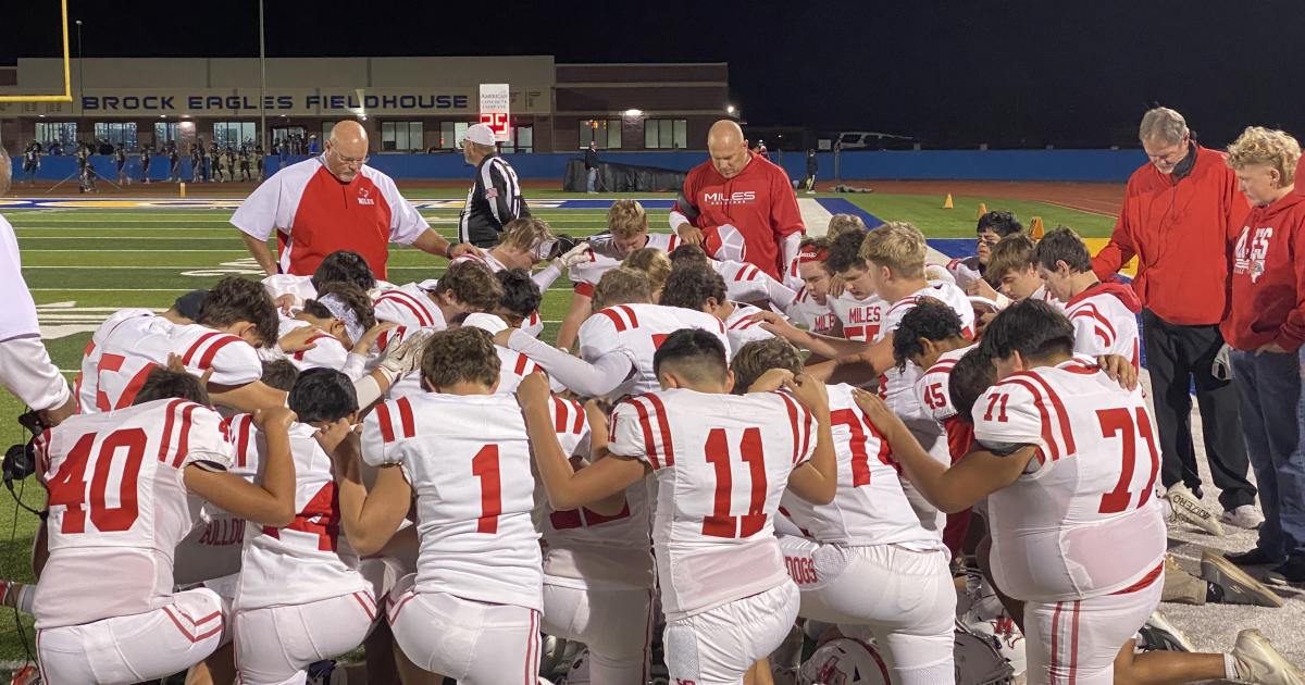 Miles Bulldogs Fall to Lindsey Knights in Bi-District Round