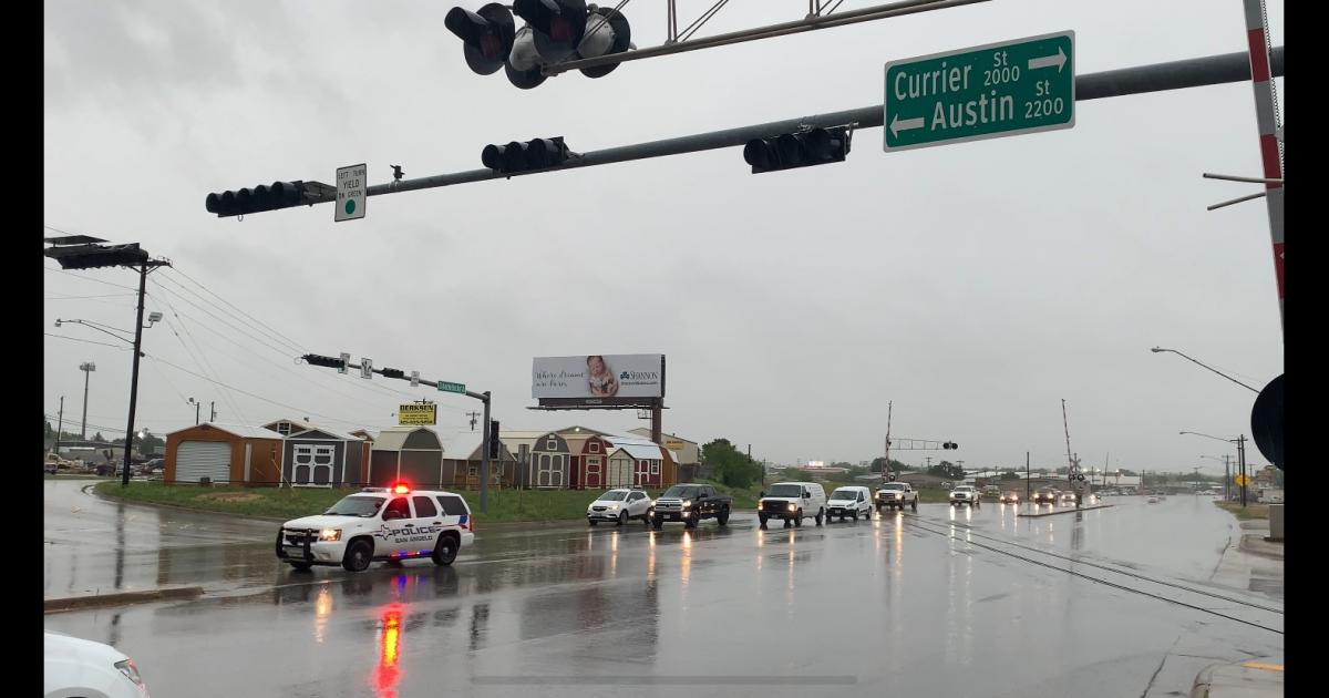 WATCH: Storms Knock Out Power to Traffic Light at Austin & Knickerbocker