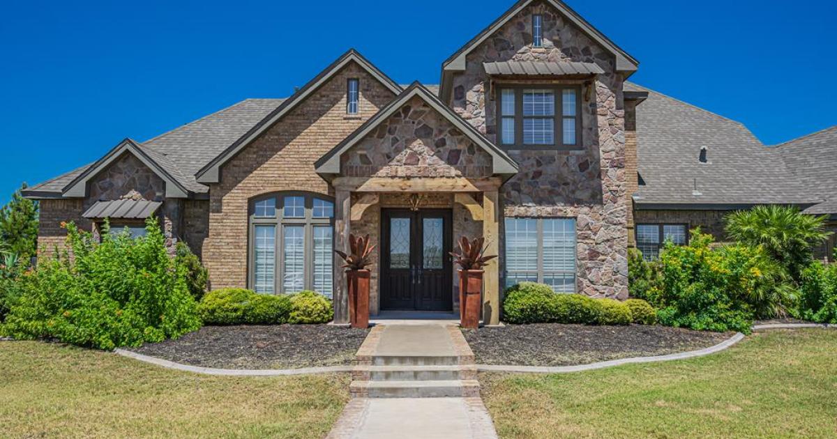 Real Estate Guide: This Estate on 10 Acres Just Sold. Here's Why: